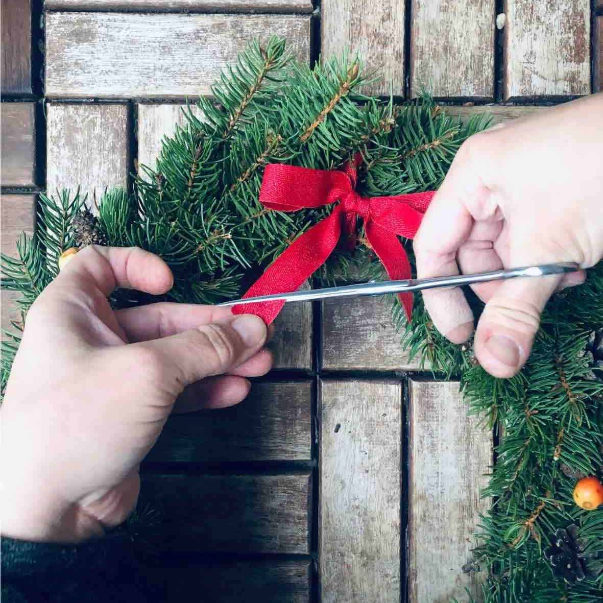 Simple & inexpensive DIY wreath base from foraged material
