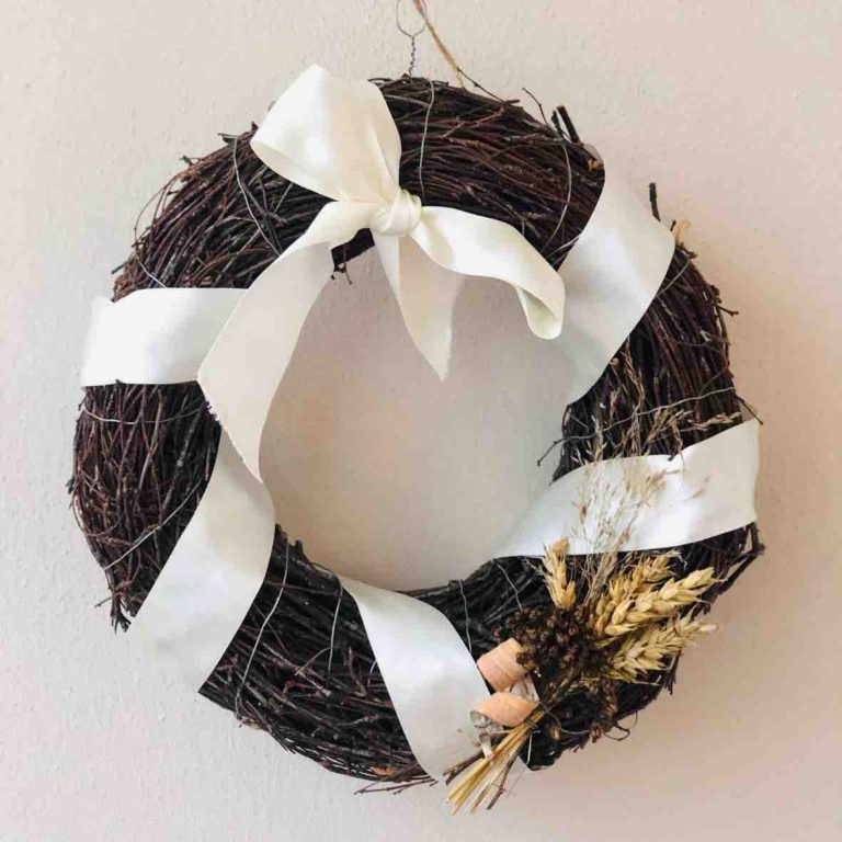 Simple & inexpensive DIY wreath base from foraged material