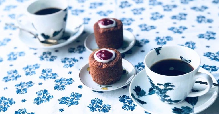 Runeberg torte | Finnish almond cakes with raspberry