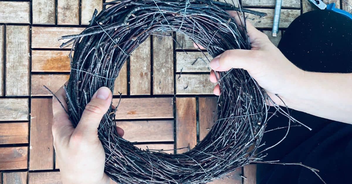 Simple & inexpensive DIY wreath base from foraged material