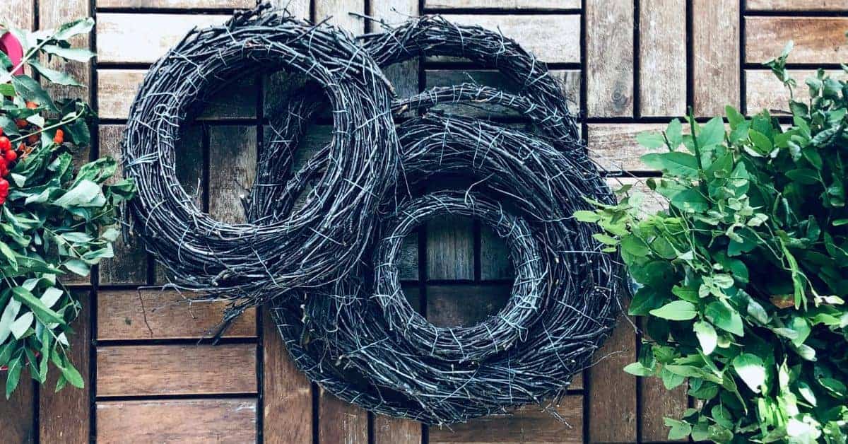 Simple & inexpensive DIY wreath base from foraged material
