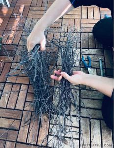 Simple & inexpensive DIY wreath base from foraged material