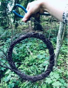 Simple & inexpensive DIY wreath base from foraged material