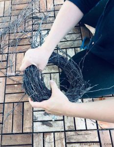 Simple & inexpensive DIY wreath base from foraged material